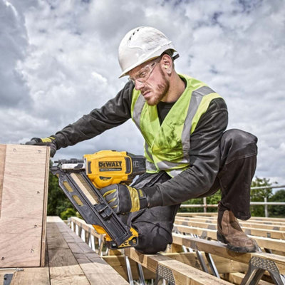 Dewalt DCK246P2T 18v XR Nailer Twin Pack DCN930 First Fix + DCN660 ...