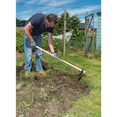 Draper Heavy-duty Digging Hoe with Hardwood Handle 85632 | £29.30 at B&Q
