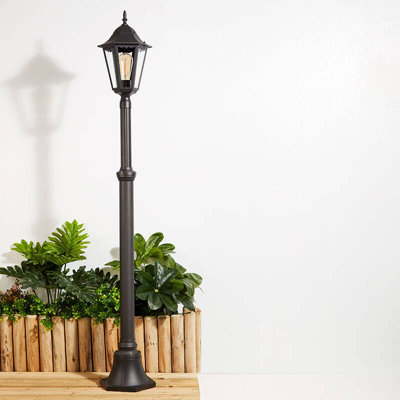 Edit Traditional Lamp Post Black