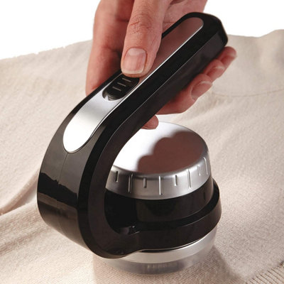 Electric Lint Remover Battery Powered Fluff Bobble and Fuzz Shaver For Clothes and Fabrics Measures 14