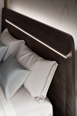 European king size bed in wood from Porticello collection