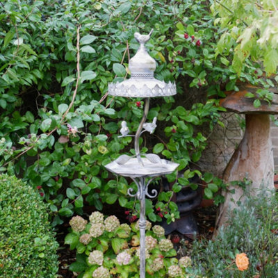 Fascinating Dedicated Metal bird feeder