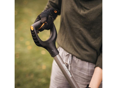 Fiskars Ergonomic Rounded Spade for Comfortable Digging and Planting