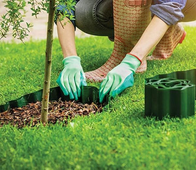 Garden Lawn Edging - Green Wavy Plastic, 20cm Height x 9m Length