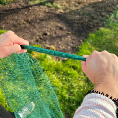GardenSkill Garden Bird Netting 2mx4m + 10 Pegs - Plant Protection Anti Pigeon Mesh & Metal U ...