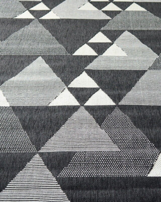 Geometric Triangle Pattern Area Rug,Black/Cream