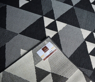 Geometric Triangle Pattern Area Rug,Black/Cream