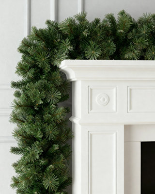 GloBrite Pine Christmas Garland - 2.7m (9ft) - Plain Green Foliage 140 ...