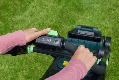 HAYTER HAWK 43 CORDLESS 60V LAWNMOWER SELF-PROPELLED C/W 4.0AH BATTERY ...