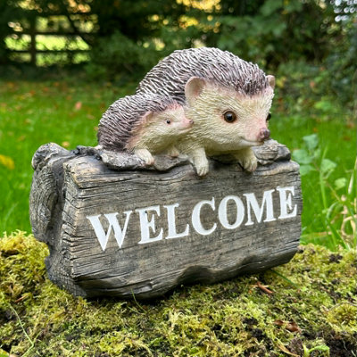 Hedgehog garden decoration with WELCOME wording, wood effect resin ...