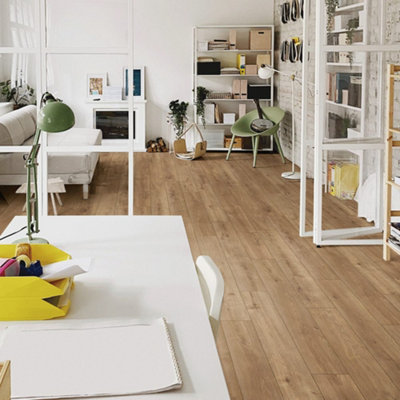 Hillside Oak 8mm Laminate Flooring | DIY at B&Q