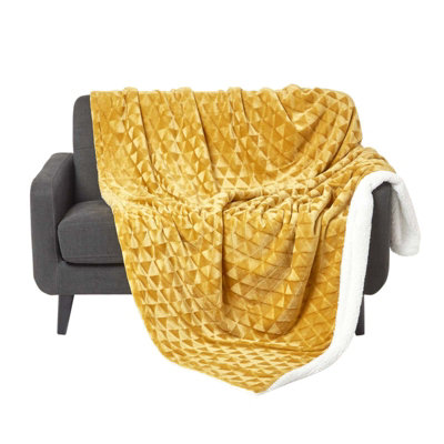 Homescapes Mustard Yellow Geometric Triangle Velvet Throw, 160 x 200 cm