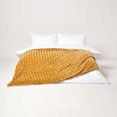 Homescapes Mustard Yellow Geometric Triangle Velvet Throw, 160 x 200 cm