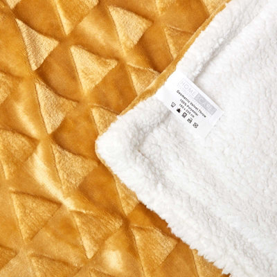 Homescapes Mustard Yellow Geometric Triangle Velvet Throw, 160 x 200 cm
