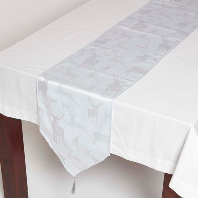 HOMESCAPES SILVER STAG CHRISTMAS TABLE RUNNER