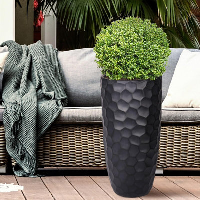 Wide plant pot store
