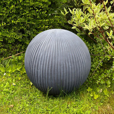 IDEALIST Vertical Ribbed Light Grey Outdoor Garden Decorative Ball D39 ...