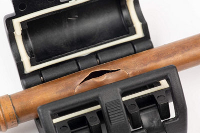 Kibosh Emergency Pipe Repair Clamp 15mm. Can withstand 10Bar/150PSI.