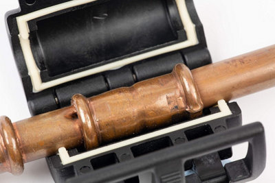 Kibosh Emergency Pipe Repair Clamp 15mm. Can withstand 10Bar/150PSI.