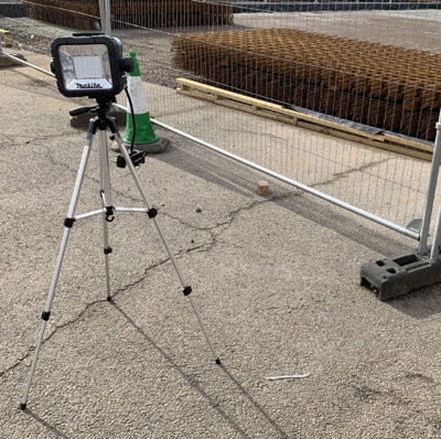 Makita DML805 18v 110v LXT LED Work Light Site Light + Tripod Stand ...