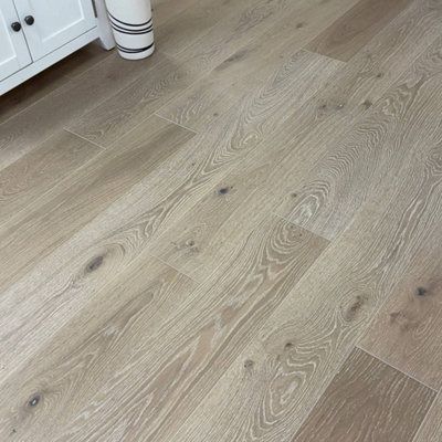 Manor Roke Oak Engineered Wood Flooring 18mm x 190mm Smoke White ...