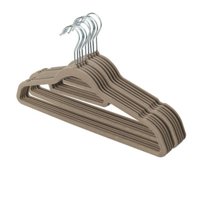 Low profile clothes hangers store