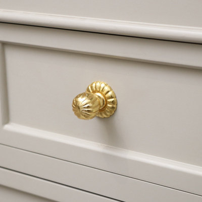 Melody Maison Shiny Gold Round Scalloped Drawer Knob With Scallop ...