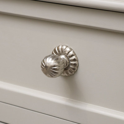 Melody Maison Shiny Silver Round Scalloped Drawer Knob With Scallop ...