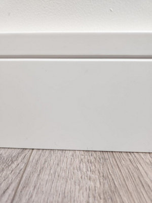 PACK OF 6 WHITE SKIRTING BOARD VENEERED V GROOVE, 120MM X 16MM X 2800MM ...