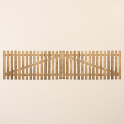 Picket Driveway Gate (Pair) - Total Width 2.4m x 0.6m High | DIY at B&Q