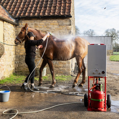 PORTABLE ELECTRIC HORSE SHOWER 18L