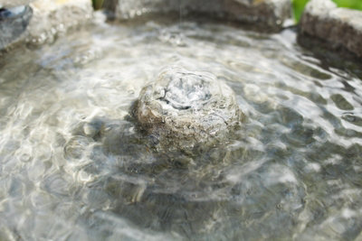 Primrose Cobbled Solar Powered Bird Bath Outdoor Water Feature Fountain ...