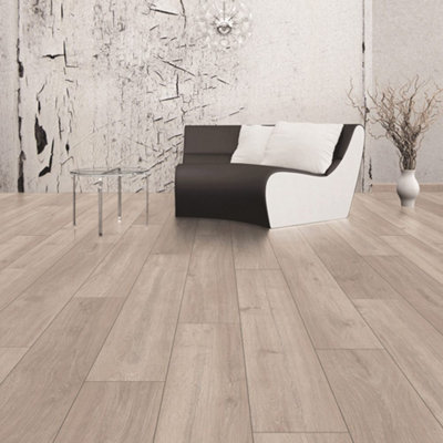 Rockford Oak 12mm Laminate Flooring | DIY at B&Q