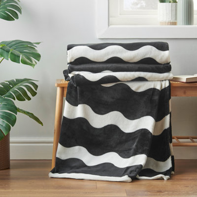 Sassy B Waves Reversible 200x240cm Oversized Blanket Throw Black / White