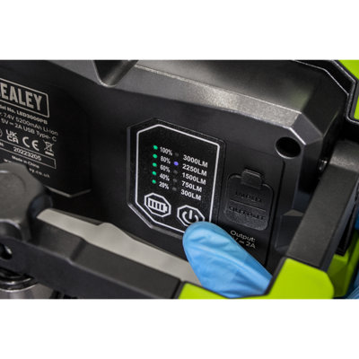 Sealey Portable Floodlight 30W COB LED Power Bank 7.4V 5200mAh Li Ion ...