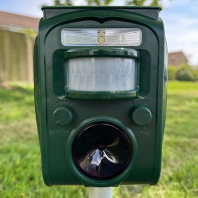 SOLAR POWERED ULTRASONIC CAT REPELLER (BATTERIES INCLUDED)