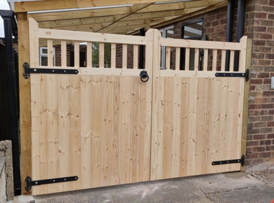 Straight Top Driveway Gates Cottage Style 2.4m x 1.8m | DIY at B&Q