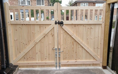 Straight Top Driveway Gates Cottage Style 2.4m x 1.8m