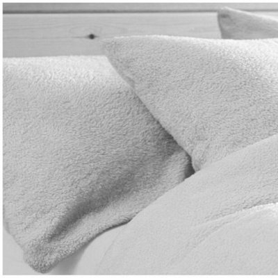 Teddy Fleece Warm and Cosy Plush Fluffy Cuddly Thermal Pair Pillow Case