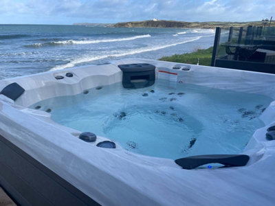 The Legend 6 hot tub by Master Spas