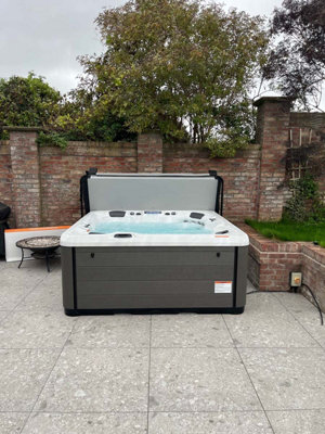 The Legend 6 hot tub by Master Spas