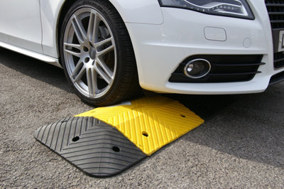 The Ramp People 8m Rubber Speed Bump Kit with Fixings 75mm High 5mph