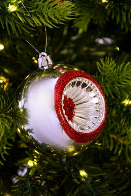 The Red & Silver Bauble 16pc Feature Set
