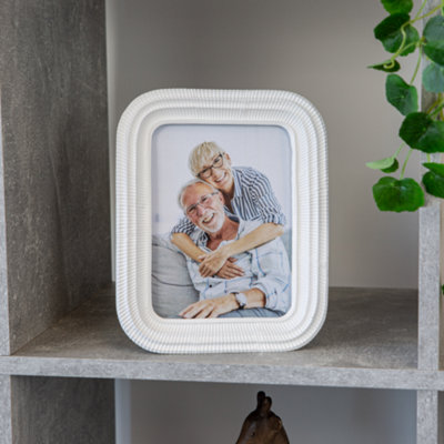 Traditional and Sleek White Resin 5x7 Picture Frame with Curved Corners