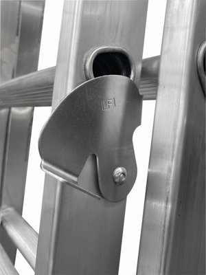 Triple Extension Ladder 3 x 7 Rung 4.0m Max Open Height 2.0m Closed