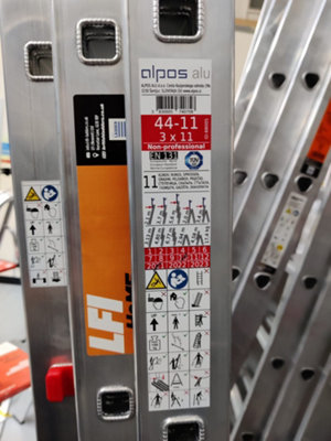 Triple Section Combination Ladder 3 x 11 Rungs 3m Closed 6.77m Extended