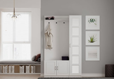 Mirrored unit for hallway store
