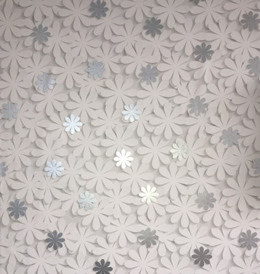 White and Silver Floral Daisy Wallpaper