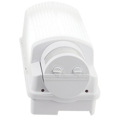 WHITE IP44 Outdoor Wall Bulkhead Light & 10m PIR Motion Sensor 6W ...