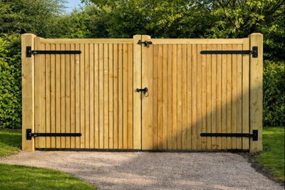 Wooden Driveway Gates closeboard Heavy Duty Treated Timber Double Gates ...